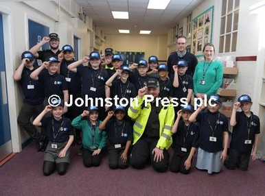 37448959-Photo Neil Cross Police officers paying a visit to children at ...