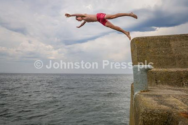 30977880-Edinburgh UK Jul 01 2015; Making the most of the hot weather ...