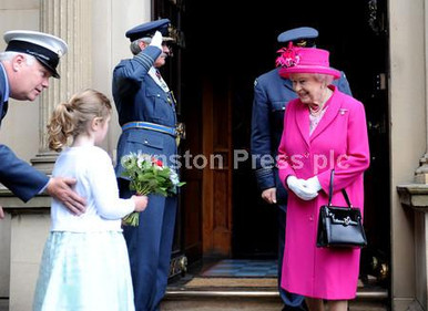 31008730-Pic Lisa Ferguson 04 07 2015 Her Majesty the Queen is given ...