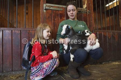 31019797-Picture Toby Williams 07920841392. Alice Walker, 5, meets the ...