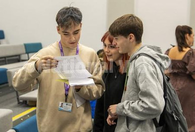 39541594-18 August 2022. . . . . A Level results day. Alex Barnett ...