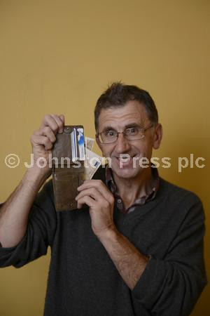 31941268-Chris Jobson with his wallet after he lost it in Paris ...