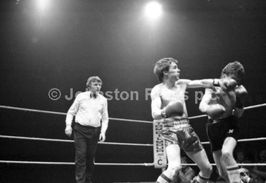 20377973-Edinburgh boxer Danny Flynn lands a left on Glasgow s Jim ...