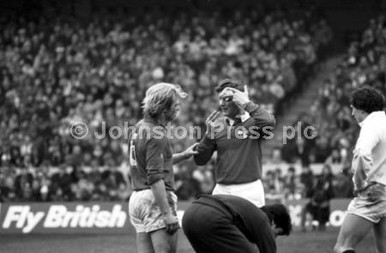 20378051-Referee Winston Jones with a cut eye during the Scotland v ...