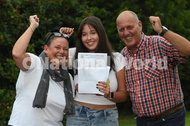 39546605-Emily Shipley along with her mum Juile and dad Shipley ...