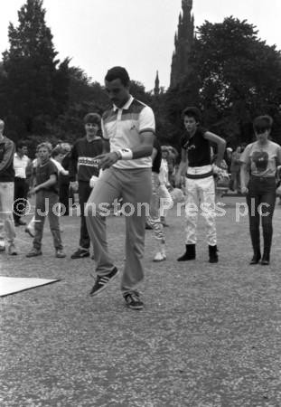 20378561-An unidentified dancer teaches the passers-by how to do body ...