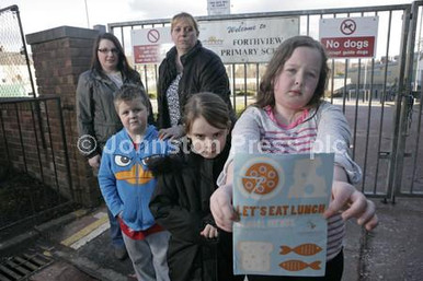 24129767-PICTURE TOBY WILLIAMS: 07920841392. Bethany Urwin, 9, holds a ...