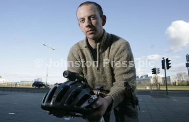 24385542-PICTURE TOBY WILLIAMS: : Dave McCraw who after filming a ...