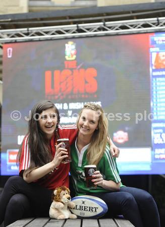 24626660-30. 5. 13 Edinburgh. l-r Eve Albrow and Aileen Conway at The ...