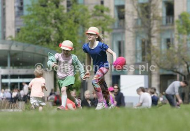 24646129-PICTURE TOBY WILLIAMS Esme and Lulu O Neill, 8 and 5 enjoy the ...