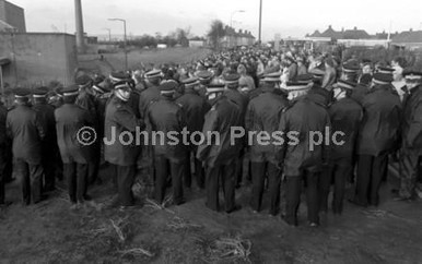 20378977-Police keep miners and the NUM picket line back outside ...