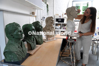 39805742-Leyland sculptor Stephanie Jane Matthews working on her ...