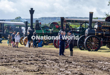 39824936-Visitors with the traction engines in a weather damage show ...