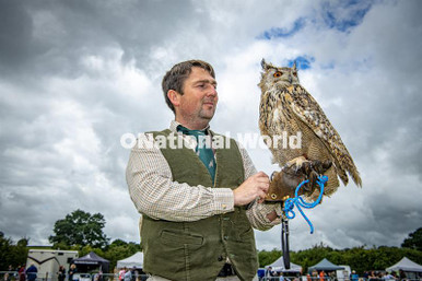 39833432-Falconer Chris Johnson shows an Siberian Eagle Owl at Weeton ...