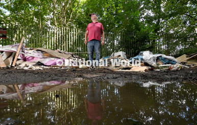 39840230-Leslie Riley aged 71 pictured on Ridge Road, Meanwood, Leeds ...
