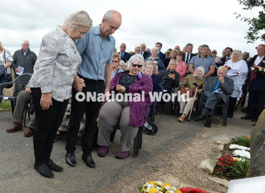 39841269-Family members and members of the public laid wreaths at a ...