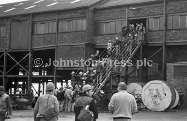 20379521-Miners entering the Frances colliery during the miners strike ...