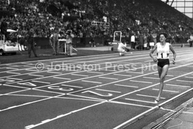 20379579-South African athlete Zola Budd running in bare feet in the ...