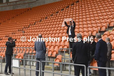 37881024-Simon Sadler is unveiled as the new owner of Blackpool FC ...