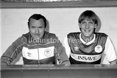 20379748-Mark Fulton right signs to Hibs football club at Easter Road ...