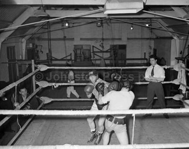 20004605-Peter Keenan - Boxing promoter - Watching boxers training at ...