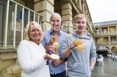 39121107-Hannah Cockroft s family with some of her gold medals from the ...