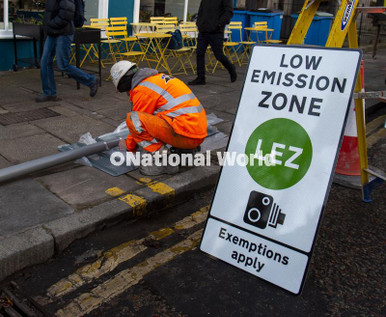 39900340-PIC LISA FERGUSON 29/11/2023 Low Emission Zone signs in place ...