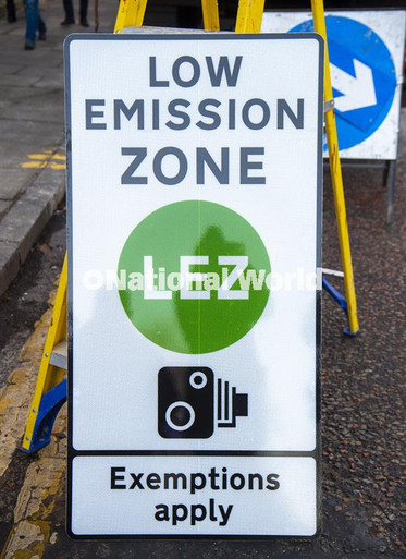 39900337-PIC LISA FERGUSON 29/11/2023 Low Emission Zone signs in place ...