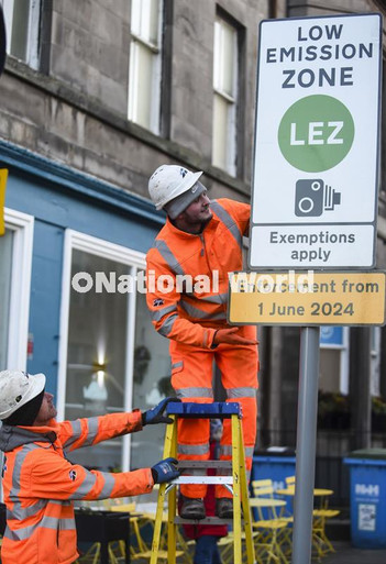 39900359-PIC LISA FERGUSON 29/11/2023 Low Emission Zone signs in place ...