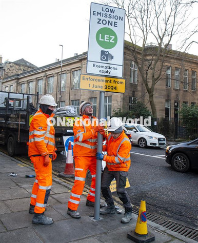 39900353-PIC LISA FERGUSON 29/11/2023 Low Emission Zone signs in place ...