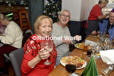 39902935-The annual Christmas lunch for OAPs at the White Hart pub in ...