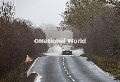39905862-A driver manages to pass through flooding at Bubwith Bridge ...
