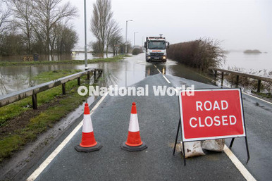 39905868-A driver manages to pass through flooding at Bubwith Bridge ...