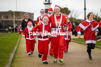 39907839-Hundreds of people turned out for the 2023 Santa Fun Run in Southsea on Saturday ...