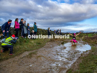39911060-Runners taking part in the Boxing Day Chevin Chase run ...