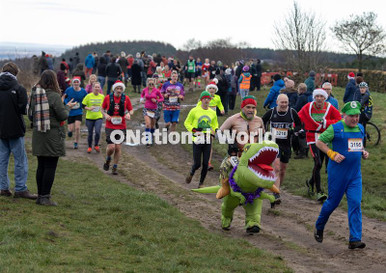 39911056-Runners taking part in the Boxing Day Chevin Chase run ...