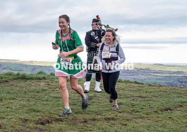 39911051-Runners taking part in the Boxing Day Chevin Chase run ...