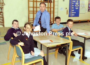 21402529-Headteacher Graeme Dow with Anchorsholme Primary School pupils ...