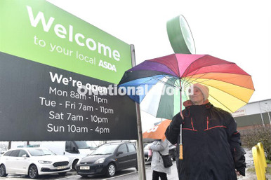 39927309-GMB union members at the Asda superstore in Gosport are ...