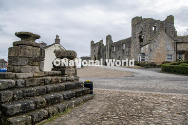 39935455-Village of the week Middleham, North Yorkshire, The cross and ...