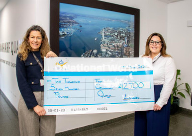 39937482-A cheque handover between Gunwharf Quaysâ€™ Centre Director ...