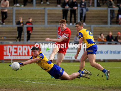 39945186-Niall Higgins and David Murray of Roscommon close in on Derry ...