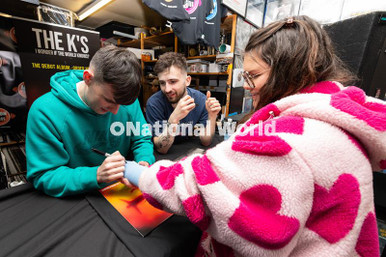 39951284-Abi Cooke gets her cast signed by Jamie Boyle and Nathan Peers ...