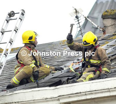 24801202-Pictures: Bill Johnson. Fire at Walkabout, Queen Street ...