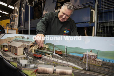 39964630-Steve Thorne from Morley Railway Society with a layout of ...