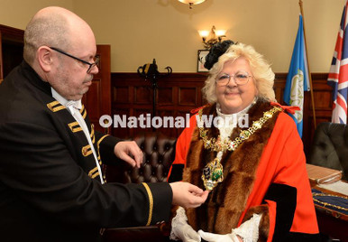39971320-Civic officer Steve Carter attaches the chain of office to new ...