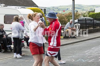 39462418-Platinum Jubilee Street party at Willow Dene Avenue, Pye Nest ...