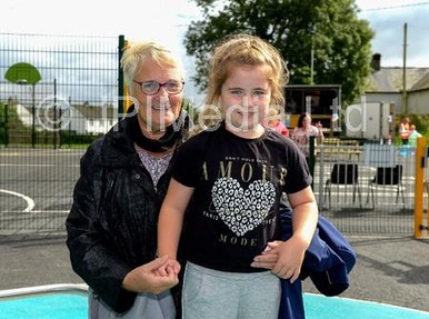 39115006-Ava Callaghan, aged 7, with her grandmother Nan Hegarty at the ...