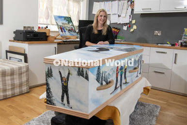 39984910-Harrogate artist Claire Baxter with the coffin she has been ...