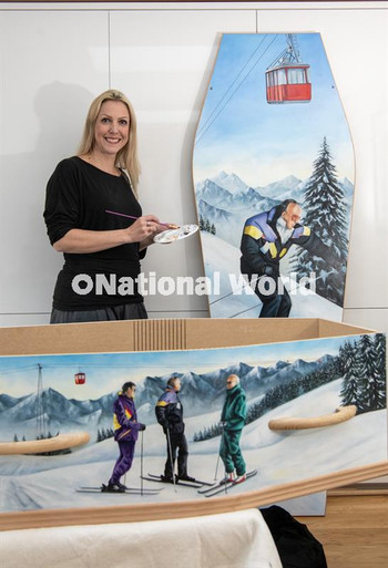 39984884-Harrogate artist Claire Baxter with the coffin she has been ...
